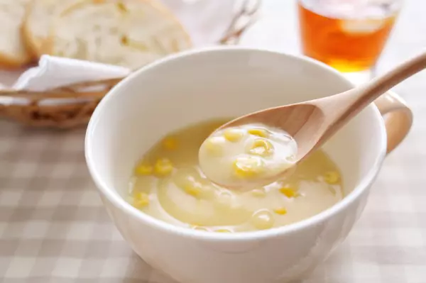 Bisque jagung dengan roti kering