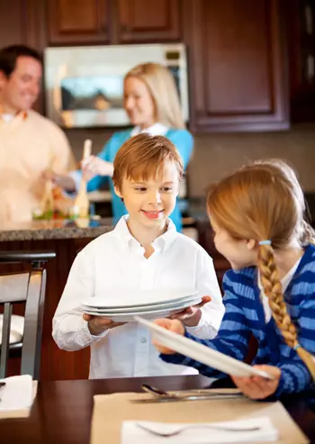 Kinderen gedekte tafel