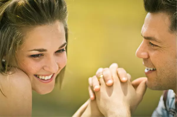 Heureux couple souriant