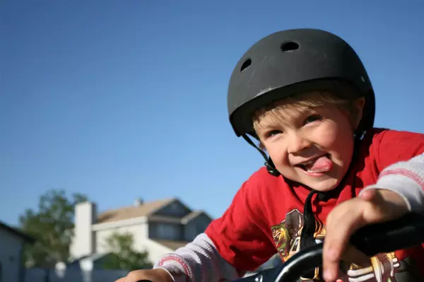 niño montando bicicleta