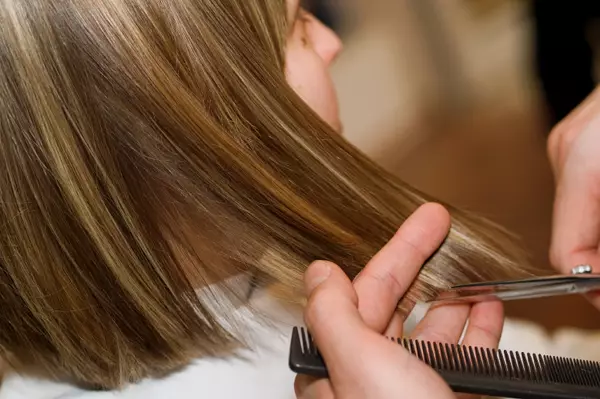 Donna che si fa tagliare i capelli