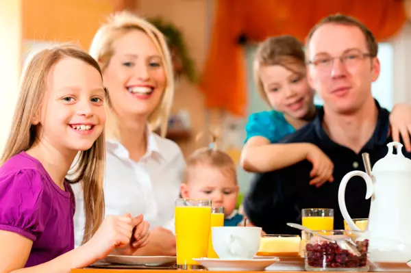 Petit-déjeuner en famille