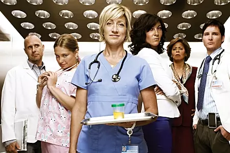 Edie Falco estas Nurse Jackie, premieranta la 22-an de marto ĉe Showtime