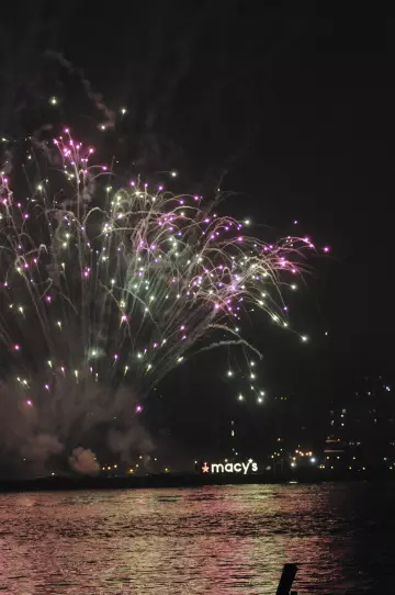 Fajerwerki Macy's rozświetlają Nowy Jork