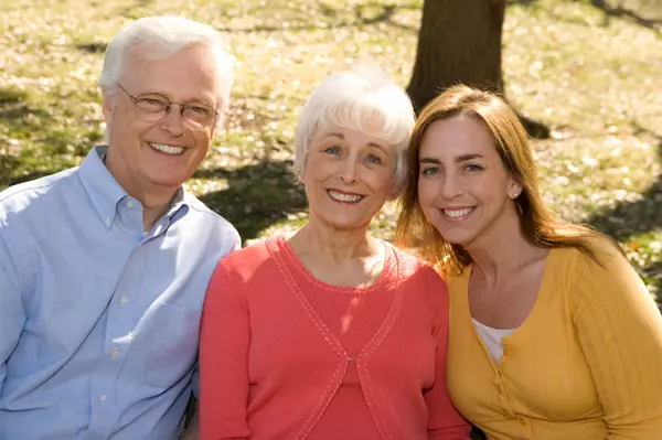 Donna adulta con genitori anziani
