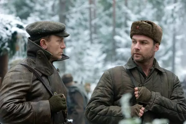 Daniel Craig en Liev Scheiber in Defiance