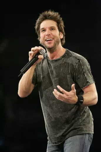 Dane Cook زنده!