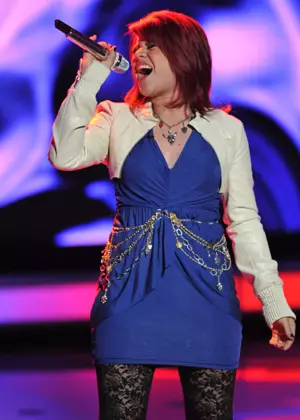 Allison Irahetak bere bihotza abesten du American Idol-en