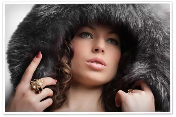 Žena nosi zimsku kapu