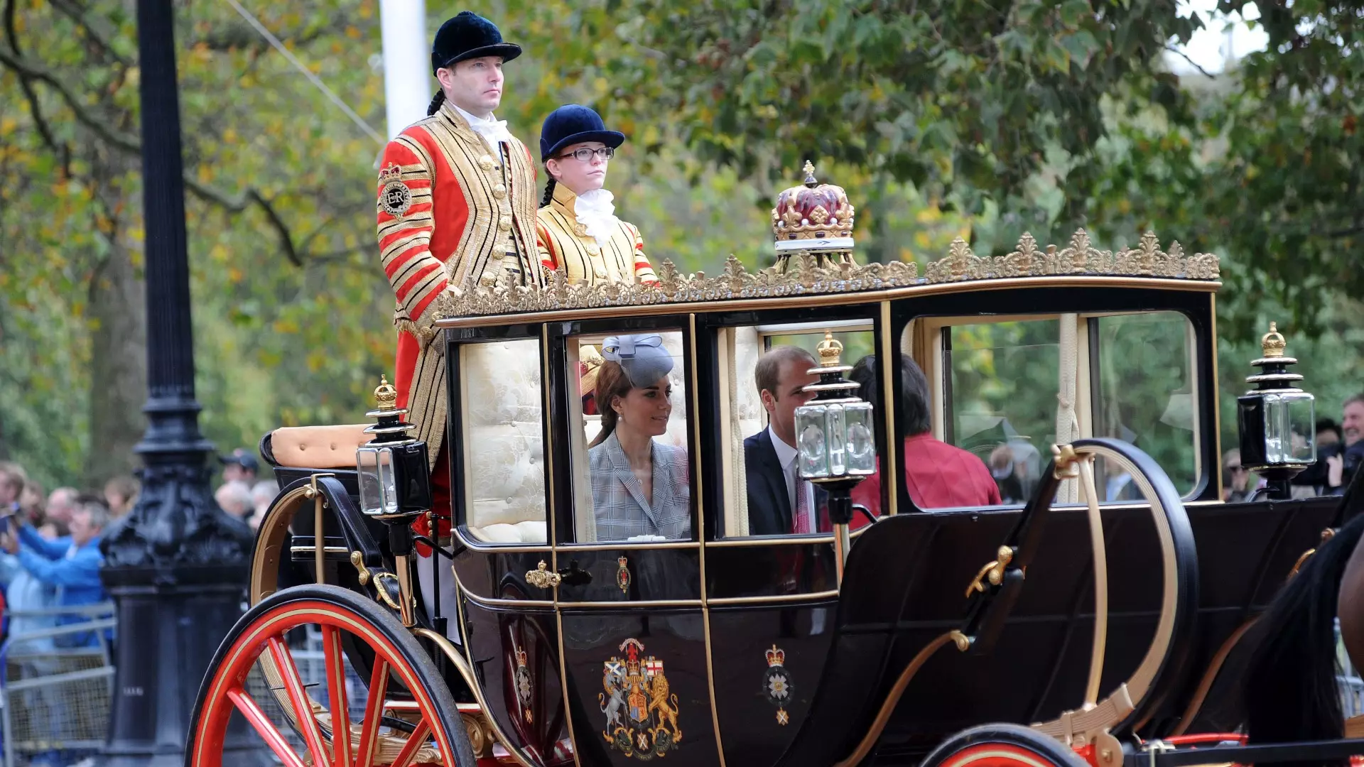 Kate Middleton viatja en un preciós carruatge reial en servei oficial