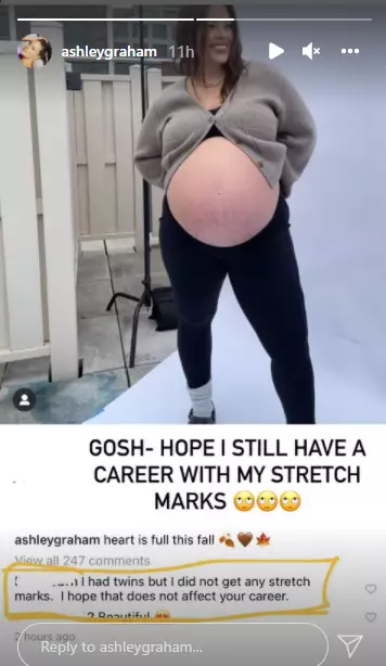 Ashley Graham under fotooptagelse, der viser gravid mave