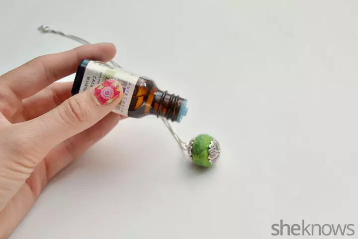Hakbang 7 ng essential oil necklace
