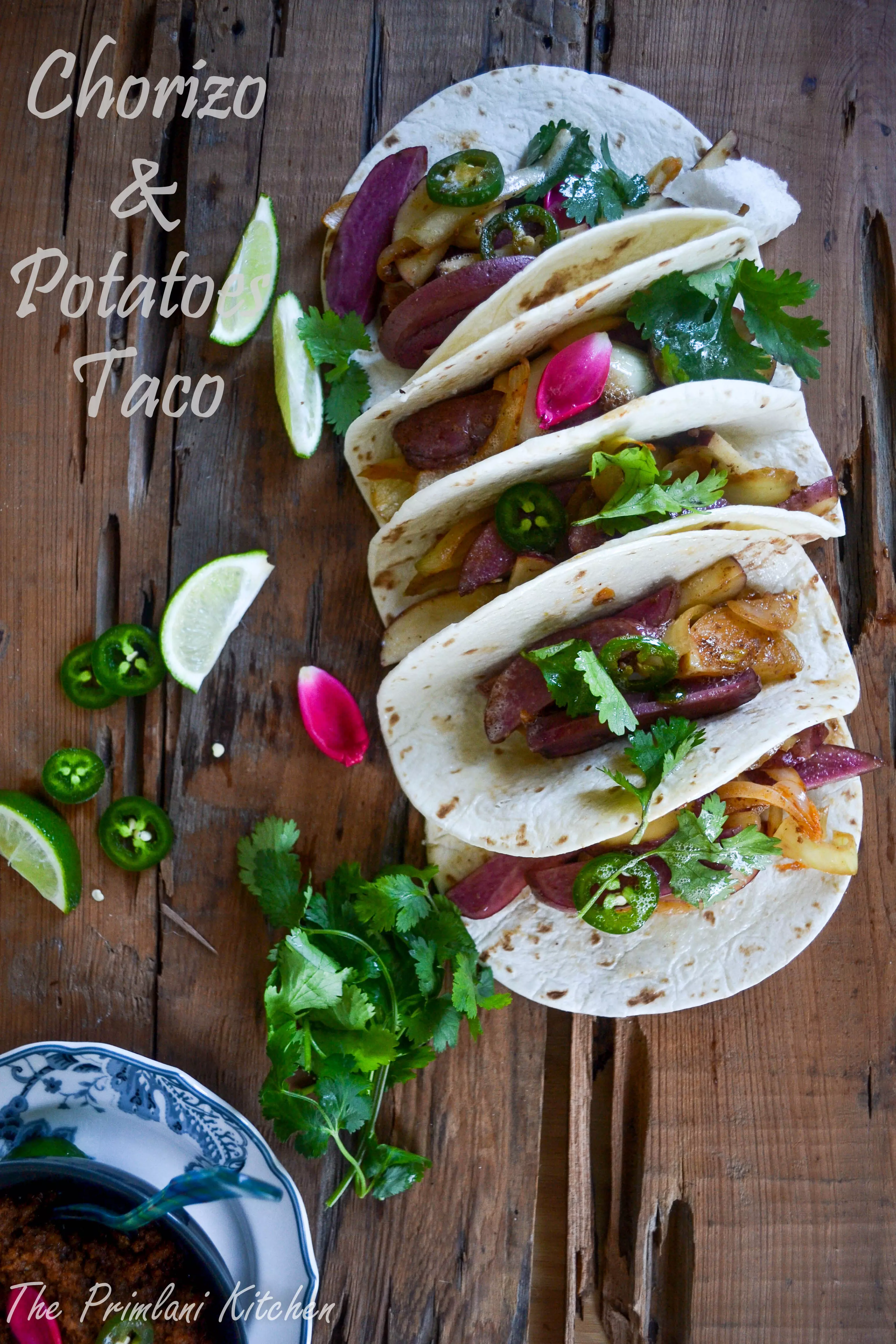 Chorizo agus tacos prátaí dearga rósta