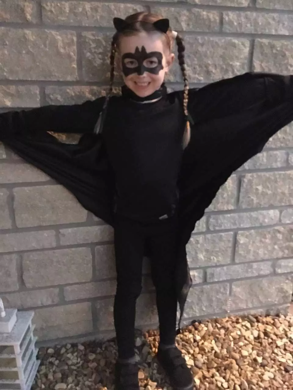 Девојка облечена како палка за Ноќта на вештерките - Што е со секси костими за деца?