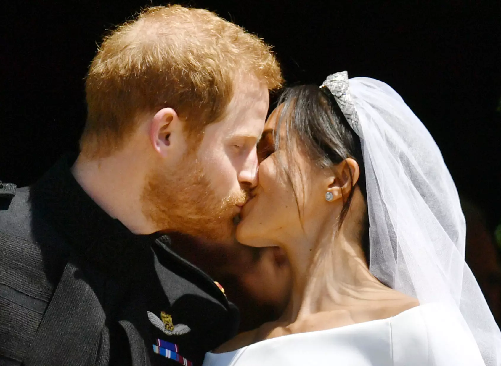 ព្រះអង្គម្ចាស់ Harry និង Meghan ថើបក្នុងពិធីមង្គលការ