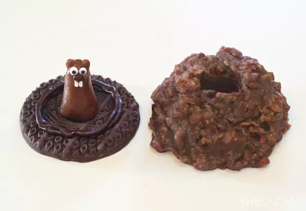 Iresiphi ye-pop-up groundhog cookies