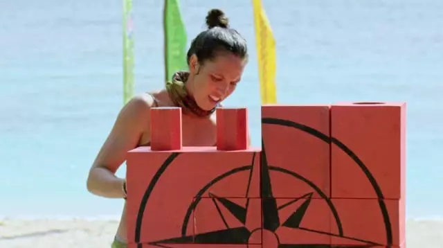 Sarah Lacina nimmt an der Puzzle-Herausforderung von Survivor: Game Changers teil