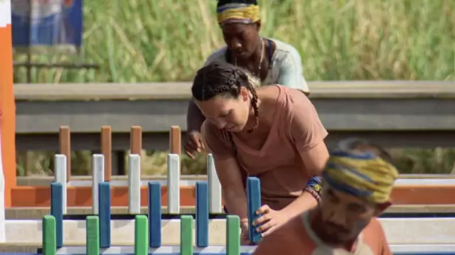 Sarah Lacina nimmt an der Puzzle-Herausforderung von Survivor: Game Changers teil