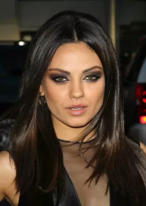 Mila Kunis i le Premiere a Ted