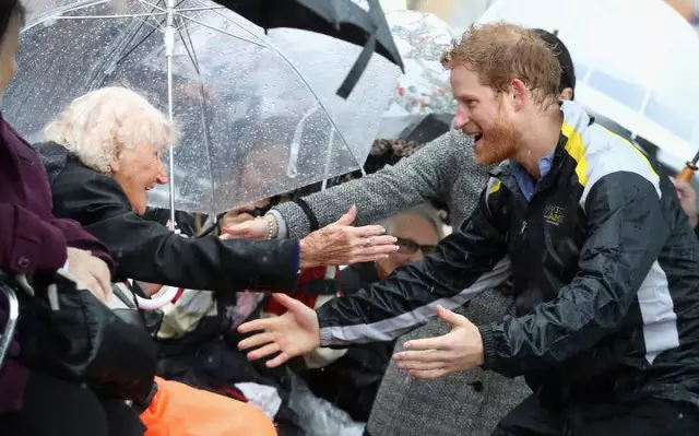 El príncep Harry besa a Daphne 2