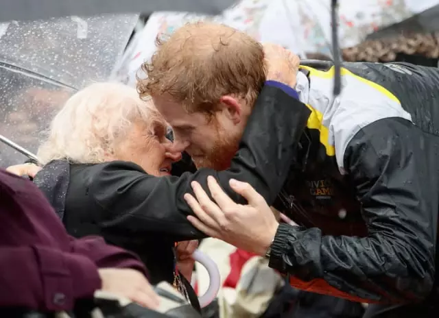 ハリー王子がダフネにキス3