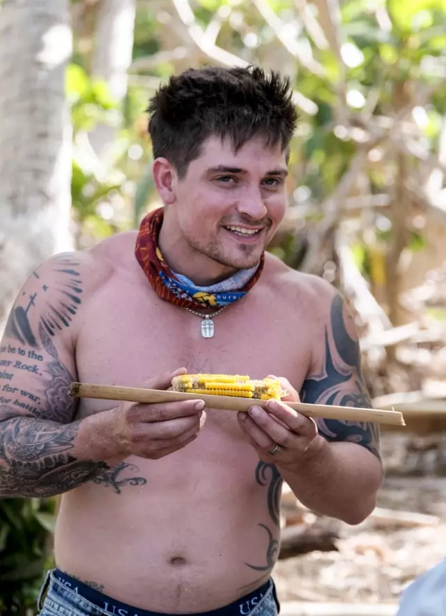 Кејлеб Рејнолдс во кампот Мана на Survivor: Game Changers