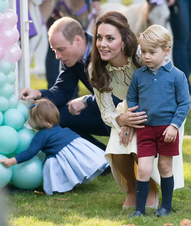 Princino Charlotte kaj Prince George Canadian ludas rendevuon