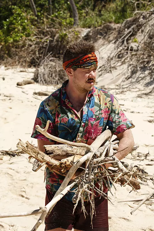 Zeke Smith traballa no campamento en Survivor: Millennials Vs. Xeración X