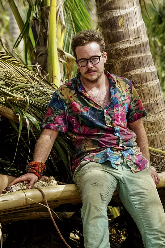 Zeke Smith yana zaune a sansanin Survivor: Millennials Vs. Gen-X