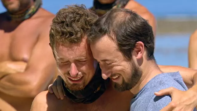 Adam Klein khóc cùng anh trai trong chuyến thăm của những người thân yêu trên Survivor: Millennials Vs. Gen-X