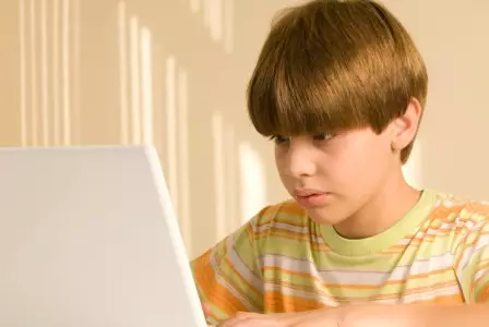 Anak laki-laki di komputer