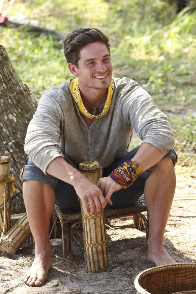 Caleb Reynolds sjedi u kampu plemena Beauty