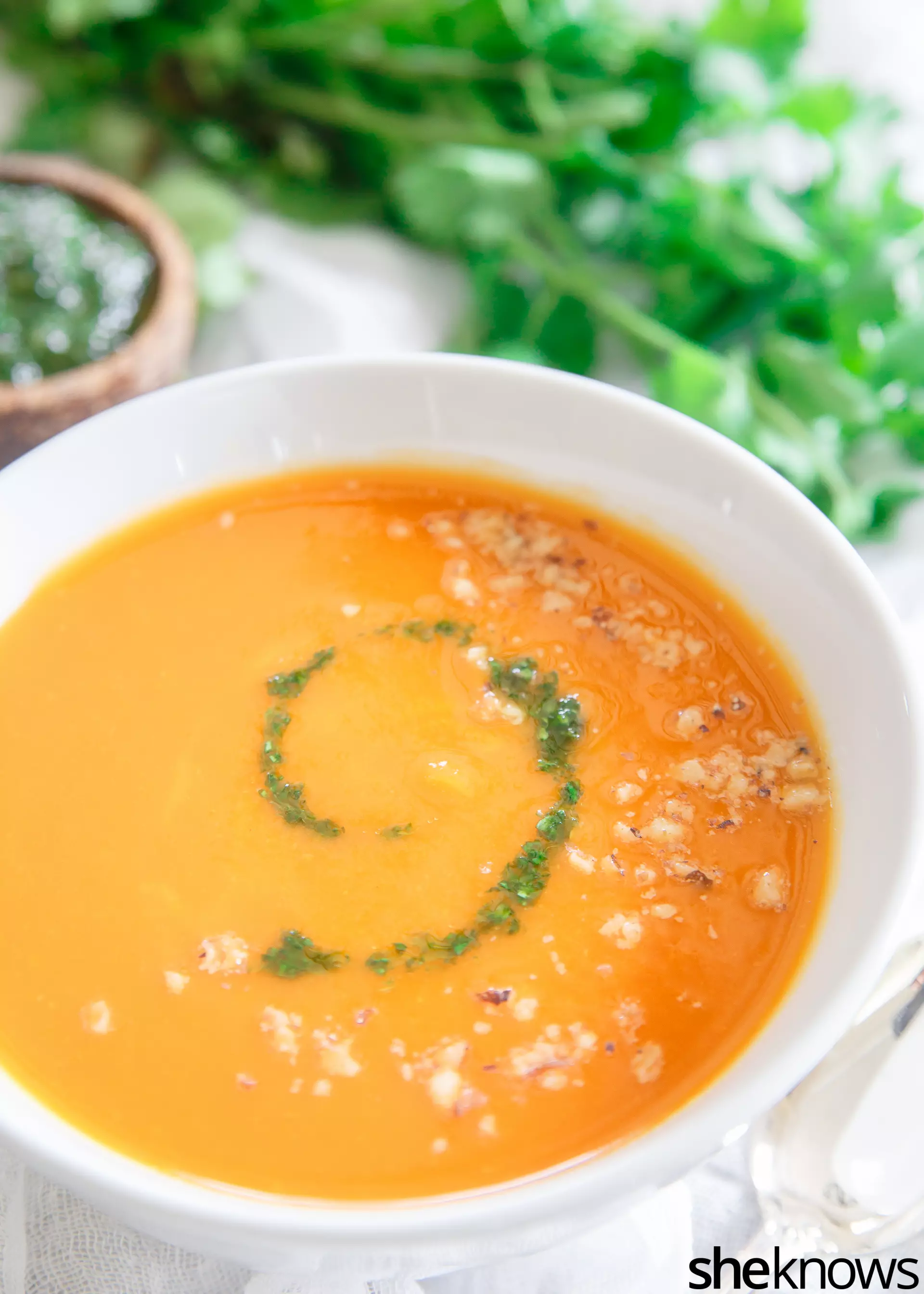 Blender carrot coconut soup na may cilantro pesto