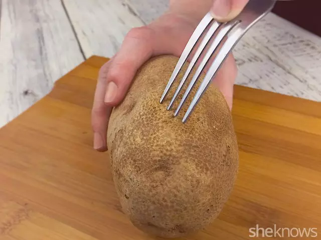проколоти отвори, щоб пом’якшити картоплю