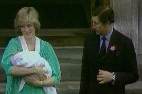 La princesse Diana présente le prince William