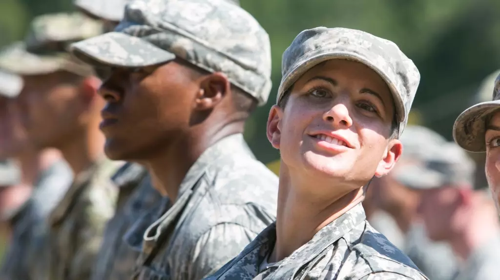 התגובה של האינטרנט לאישה הראשונה של אמריקה שהובילה חיילים לקרב היא מחרידה