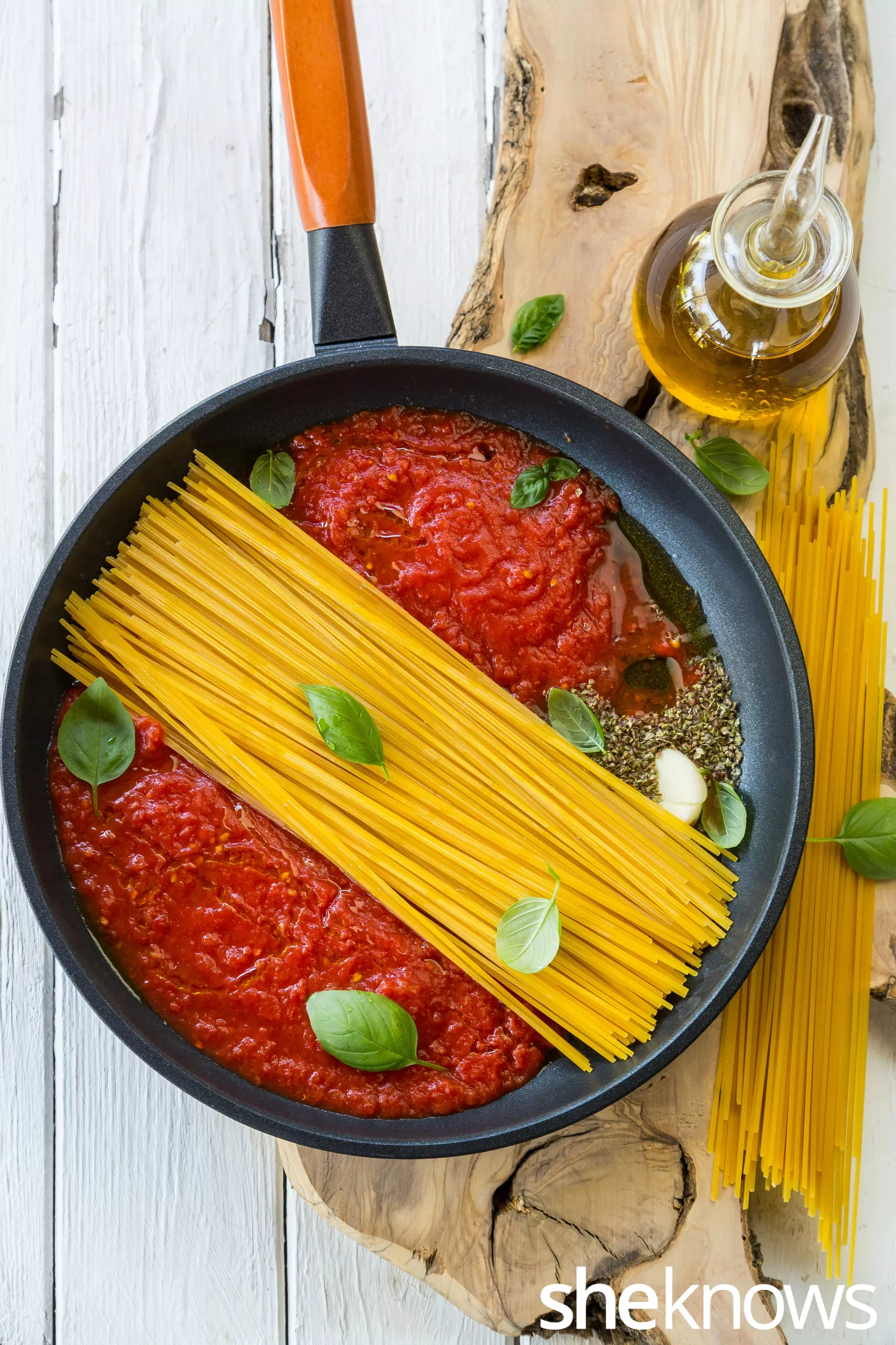 tek kap-spagetti-al-pomodoro-pişirmeden önce