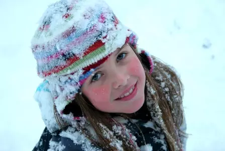 Petite fille dans la neige