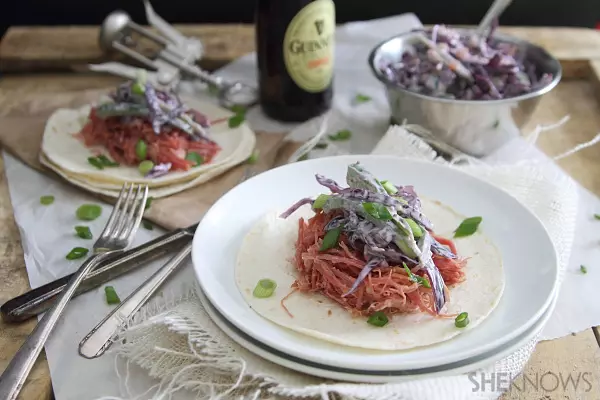 咸牛肉炸玉米餅配辣白菜沙拉