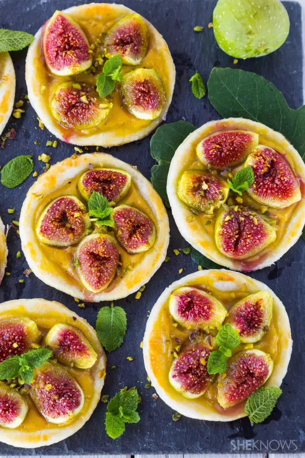 tartlets ຫມາກເດື່ອທີ່ມີຄີມ custard ແລະສູດ pistachios