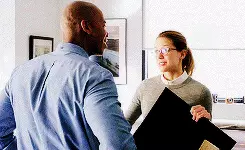 James Olsen pade Kara ni Supergirl