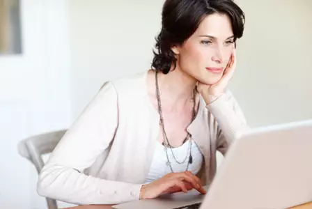 Donna che contempla l'acquisto online