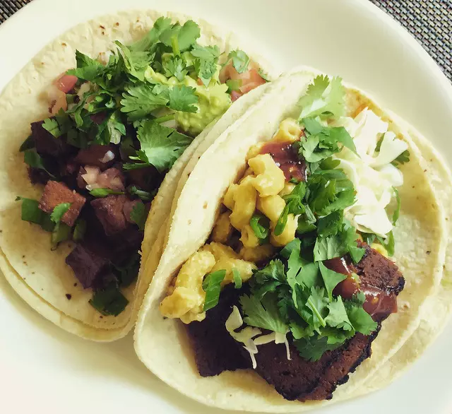 Vegan mac le taco ea chisi e nang le seitan bacon