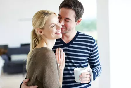 Par kysser hinanden over kaffe