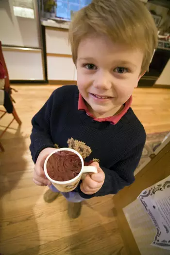 電子レンジのケーキを持つ少年