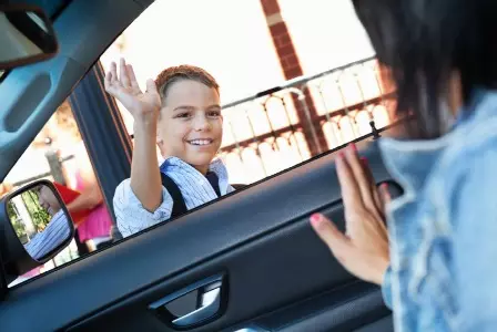 אמא מורידה את הבן בבית הספר