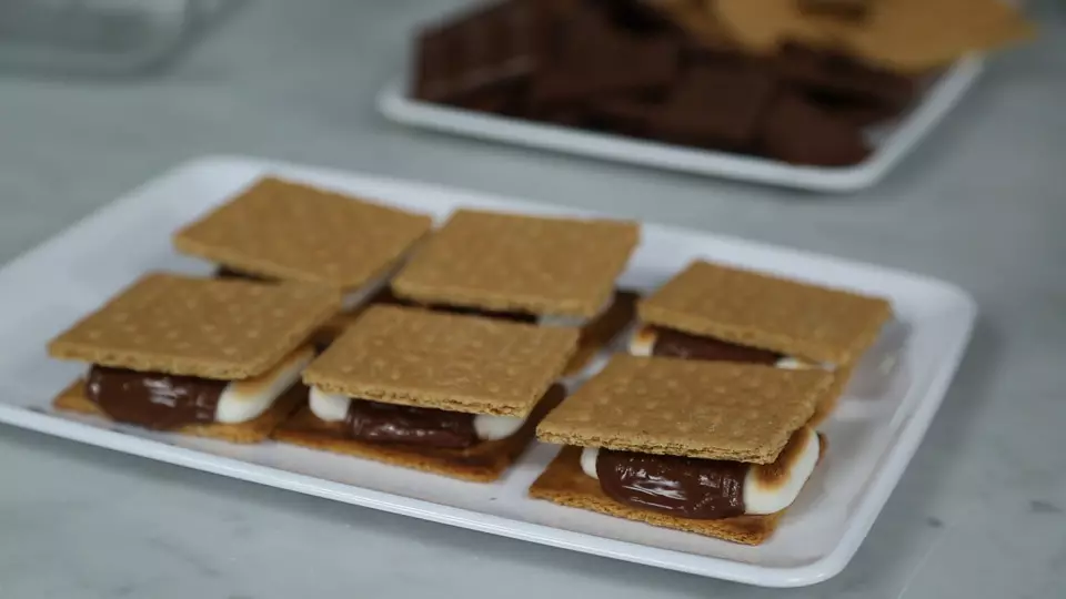 Ин дорухатҳо ба шумо имкон медиҳанд, ки бе оташ аз шоколади ширини s'mores лаззат баред 303210_1