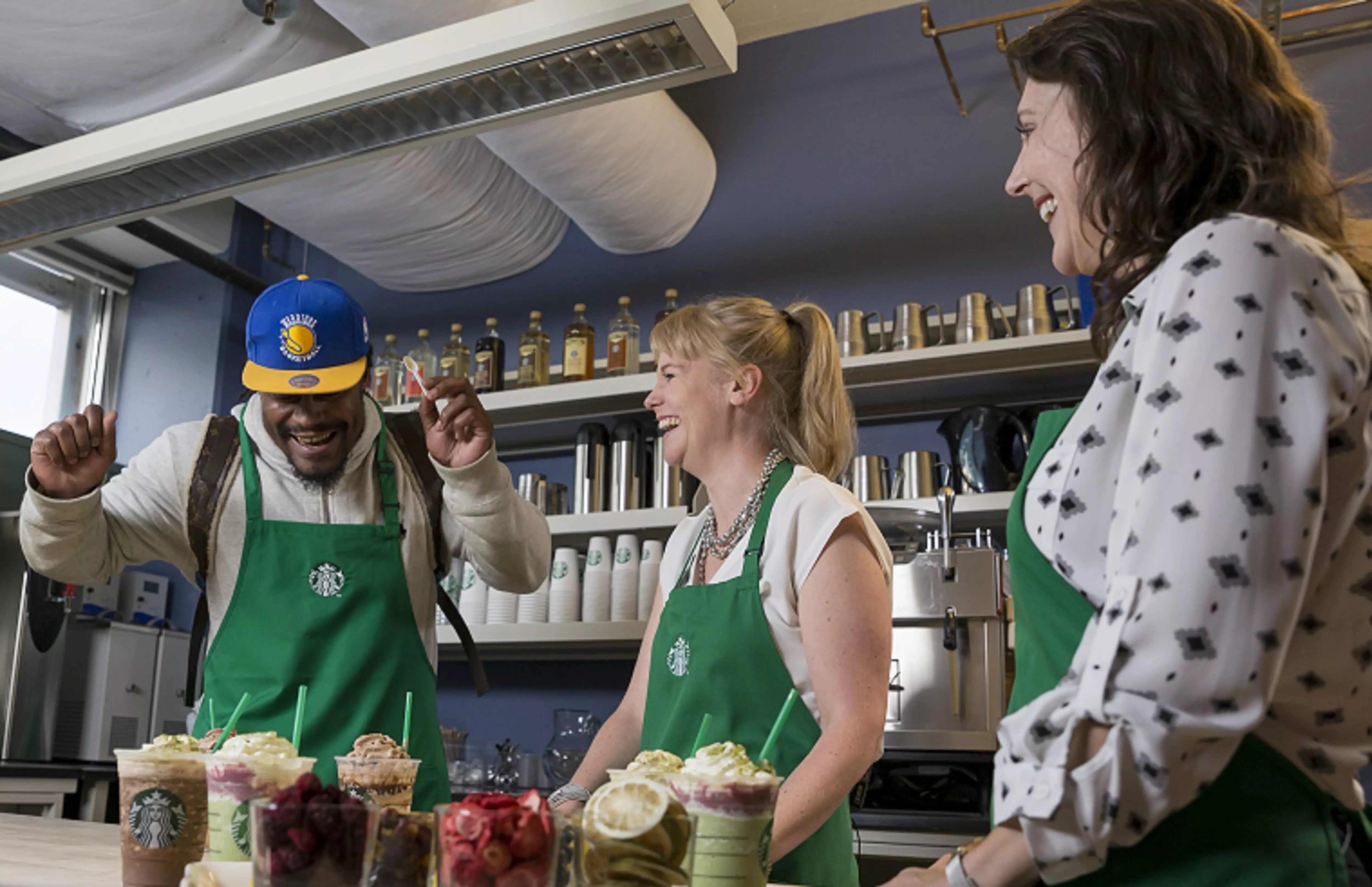 Marshawn Lynch fomba biby frappuccino