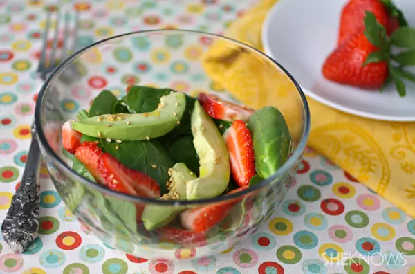 Salatin alayyafo tare da Avocados da Strawberries