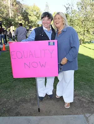 Demonstranter står mot Prop 8